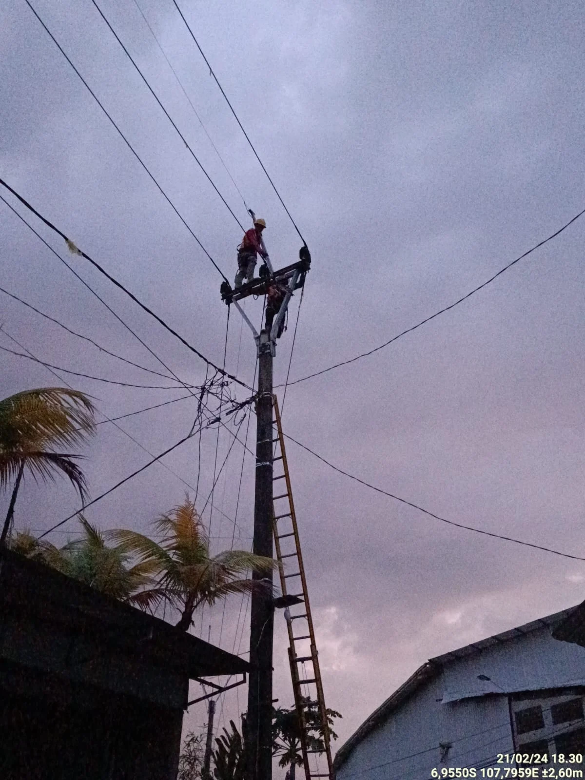 Angin Puting Beliung Akibatkan Listrik Padam,PLN Sigap Upayakan ...