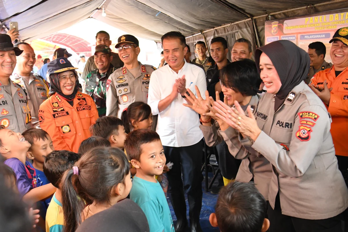 Bey Machmudin Tinjau Lokasi Banjir Bandang dan Longsor di Cipongkor – Sumedang Ekspres