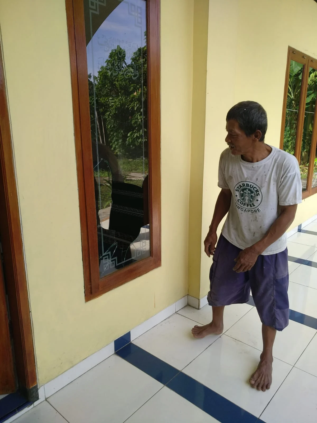 Kedua Kali, Maling Kencleng Pecahkan Kaca Masjid – Sumedang Ekspres