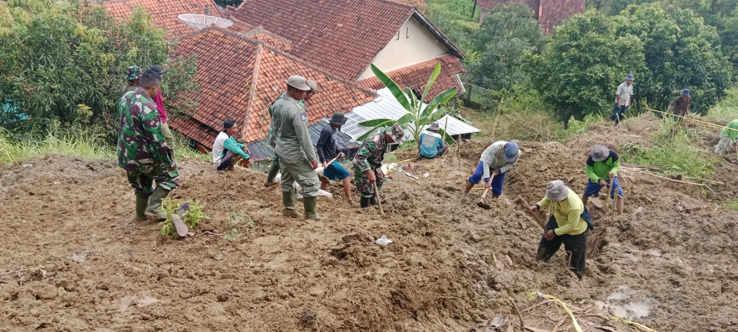 TNI Bersihkan Material Longsor – Sumedang Ekspres