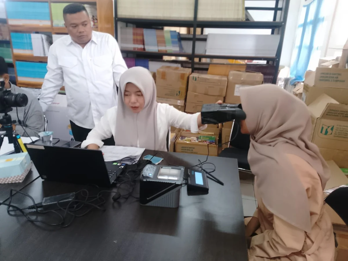 Pemilih Pemula Siswa SMAN Cimanggung Bikin E-KTP di Sekolah – Sumedang ...