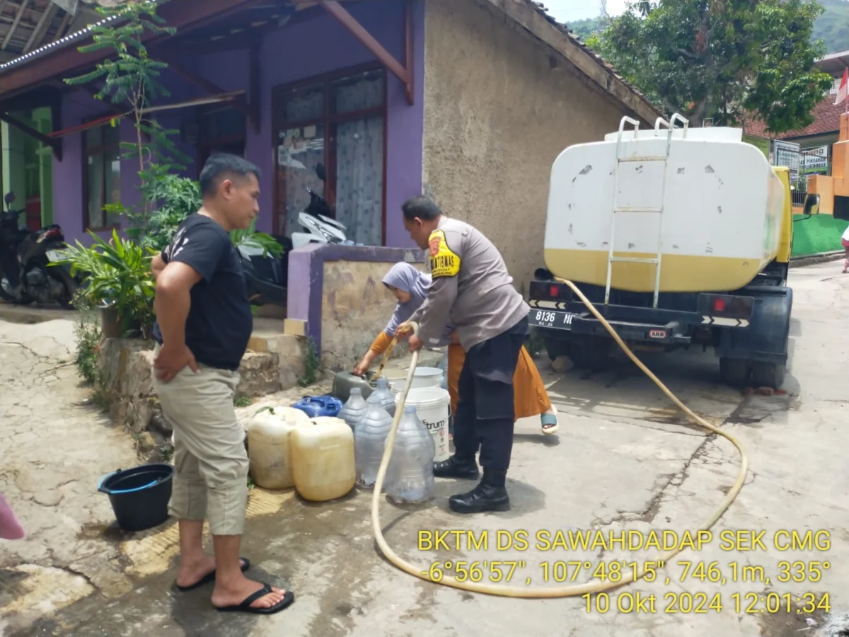 Kekeringan, Polisi Salurkan Bantuan Air Bersih di Desa Sawahdadap – Sumedang Ekspres