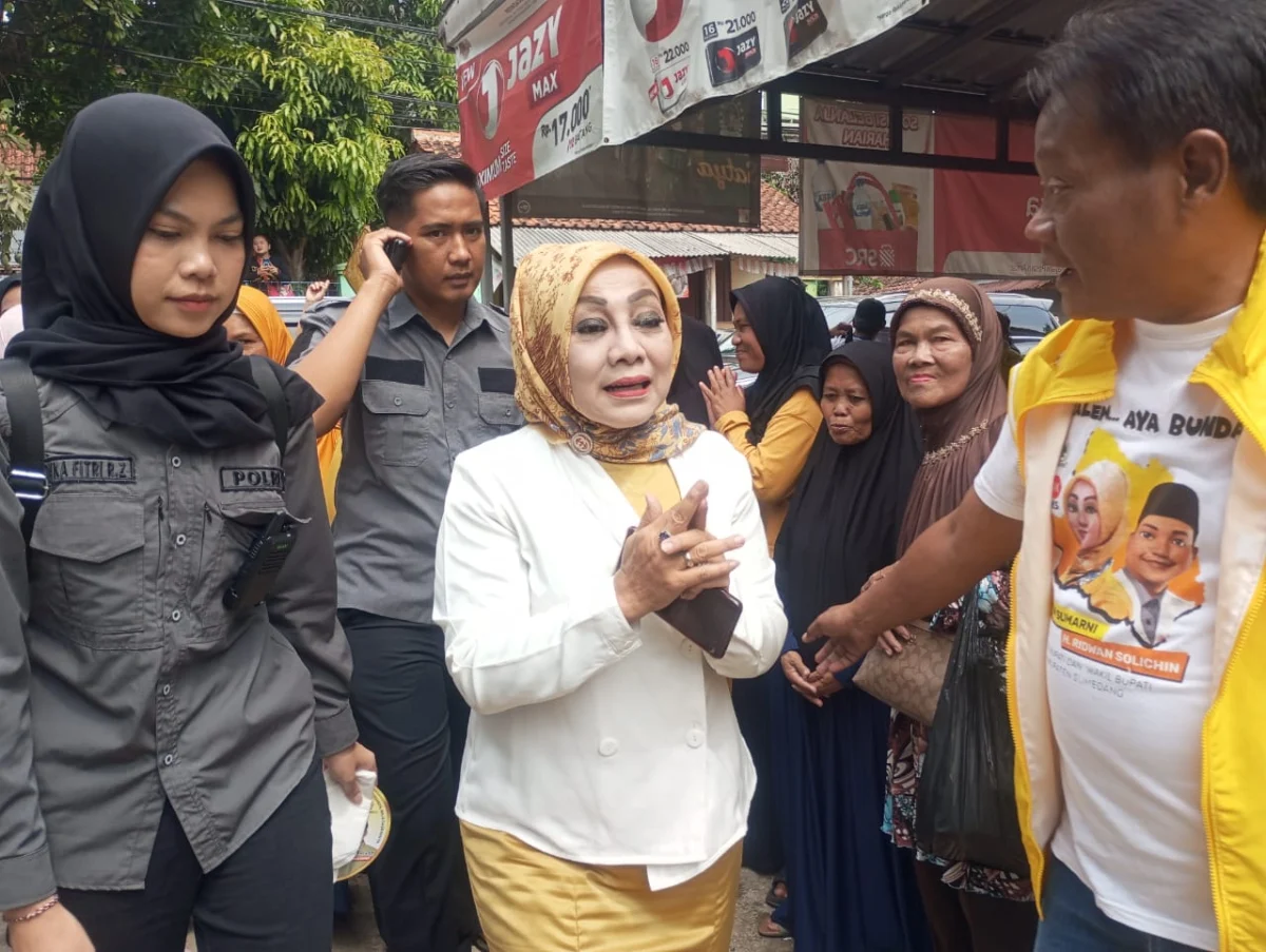 Eni Sumarni Ziarahi Makam H Endang Sukandar: Beliau Tokoh Politik yang Sangat Berpengaruh ...