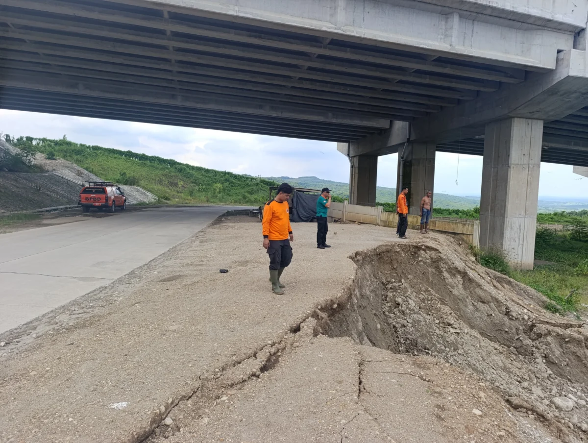 Intensitas Hujan Tinggi, Jalan di Blok Erpah Kembali Longsor – Sumedang Ekspres