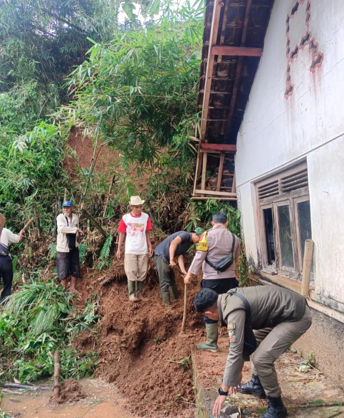 Warga Desa Tanjungwangi Gotong Royong Bersihkan Longsor – Sumedang Ekspres