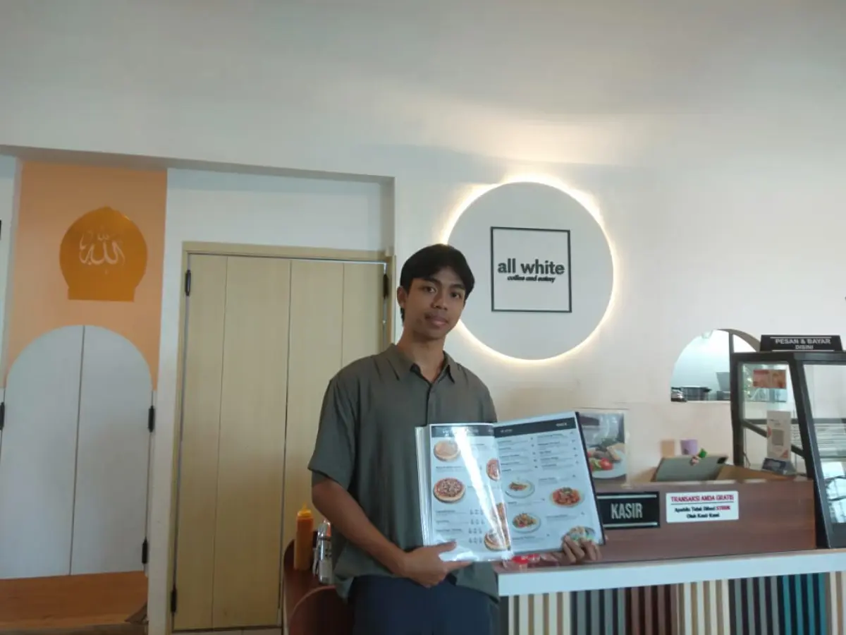 Nikmati Makanan Hitz dan Kekinian di All White Coffee and Eatery ...