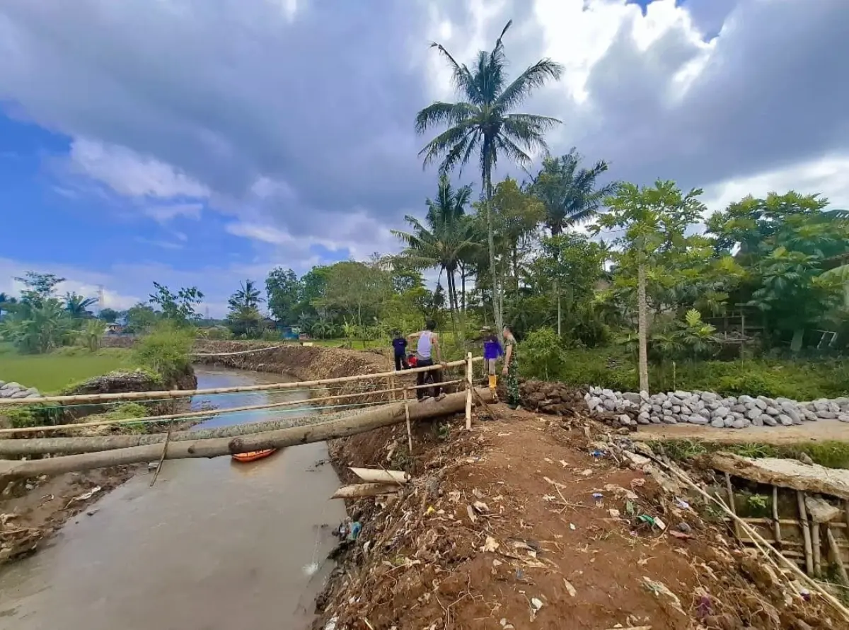 Warga Pakuluran Bangun Kembali Jembatan Penghubung Dua Desa Usai ...