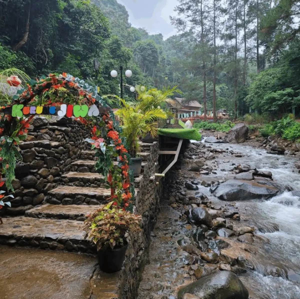 Wisata Kampung Karuhun Memikat Hati Pengunjung – Sumedang Ekspres