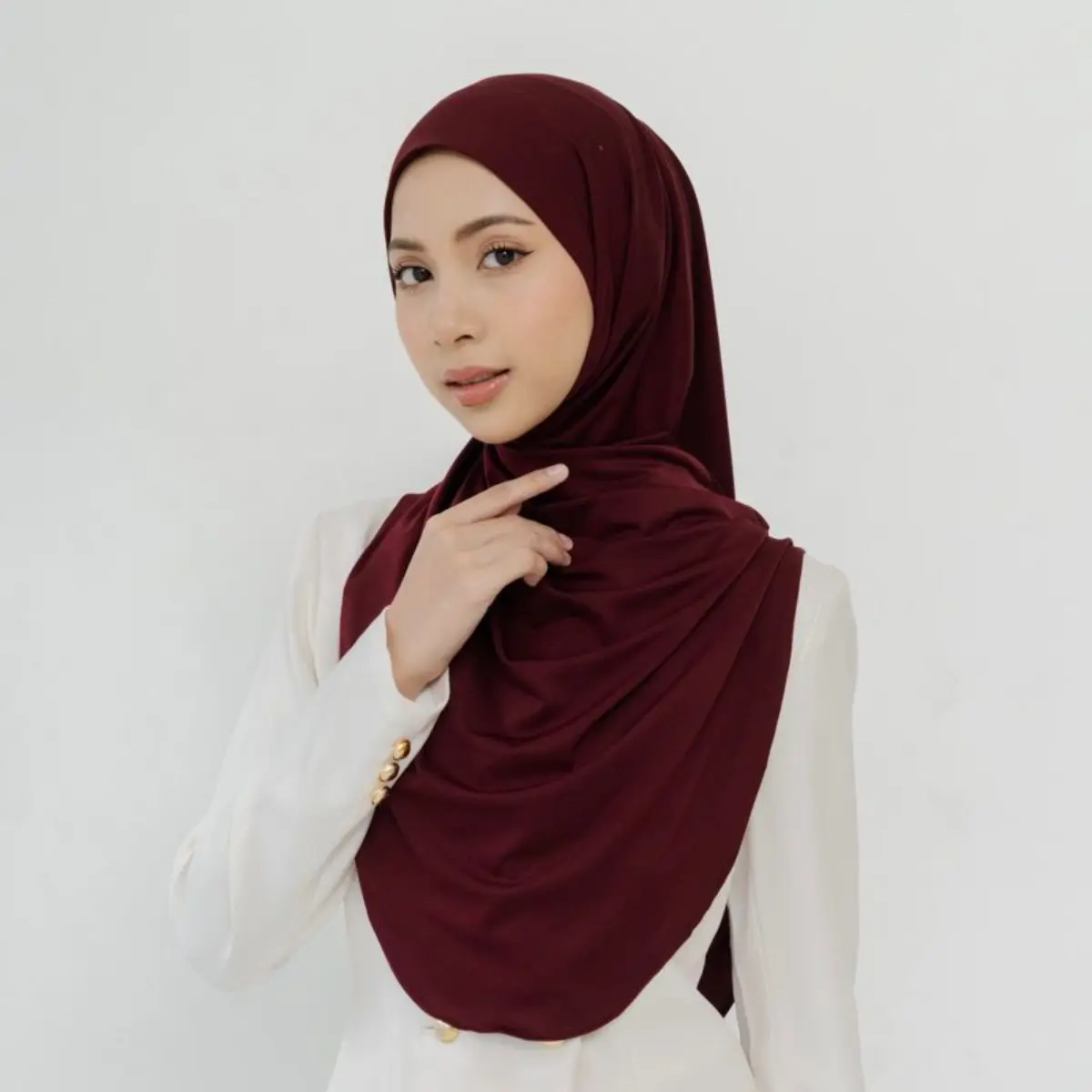 Kerudung Merah Maroon Cocok dengan Warna Apa? Ini 7 Padanan Outfit yang ...